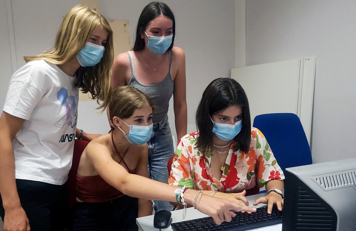 Plus de 80 jeunes filles découvrent l’informatique avec GirlsCanCode ...